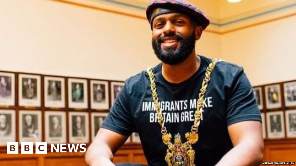 Sheffield mayor Magid Magid uses 'magician' at council meeting - BBC News