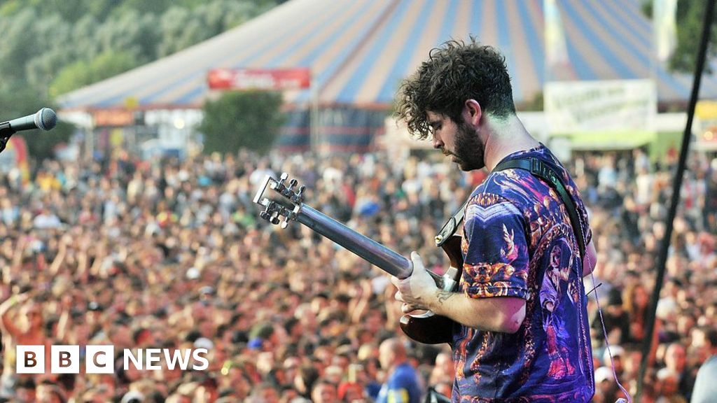 Foals frontman: "reluctant to sing" - BBC News