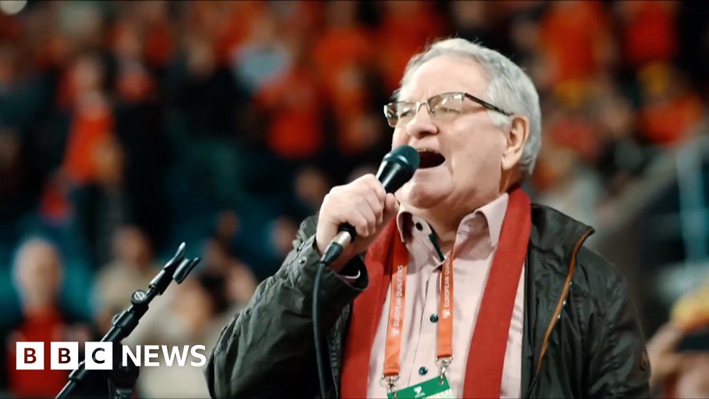 Yma O Hyd writer Dafydd Iwan celebrates 80th birthday - BBC News