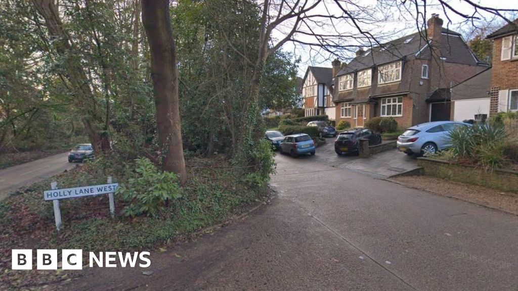 Banstead fire: One person dies in property blaze - BBC News