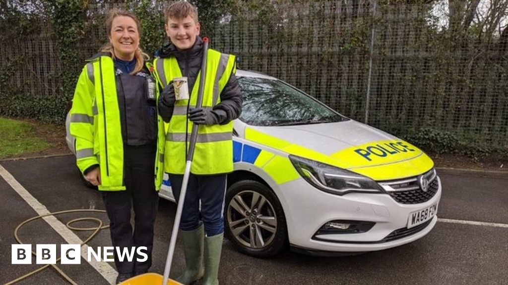 St Austell teenager volunteers to wash police cars - BBC News