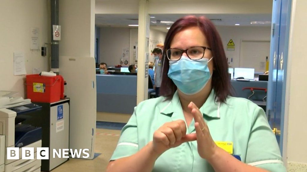 Isle of Wight hospital emergency staff learn sign language - BBC News
