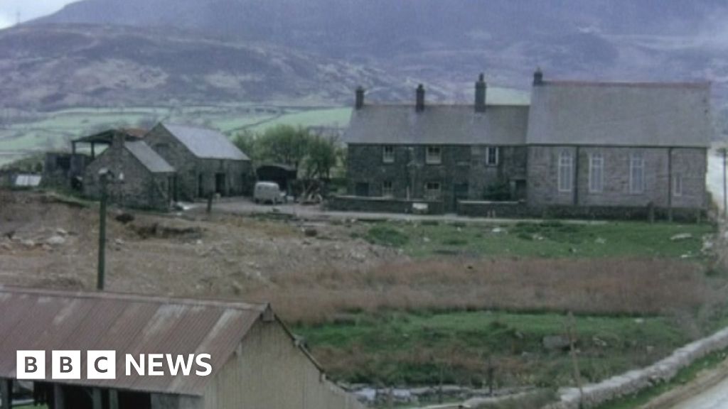 'I'll never forget' the flooding of Capel Celyn - BBC News