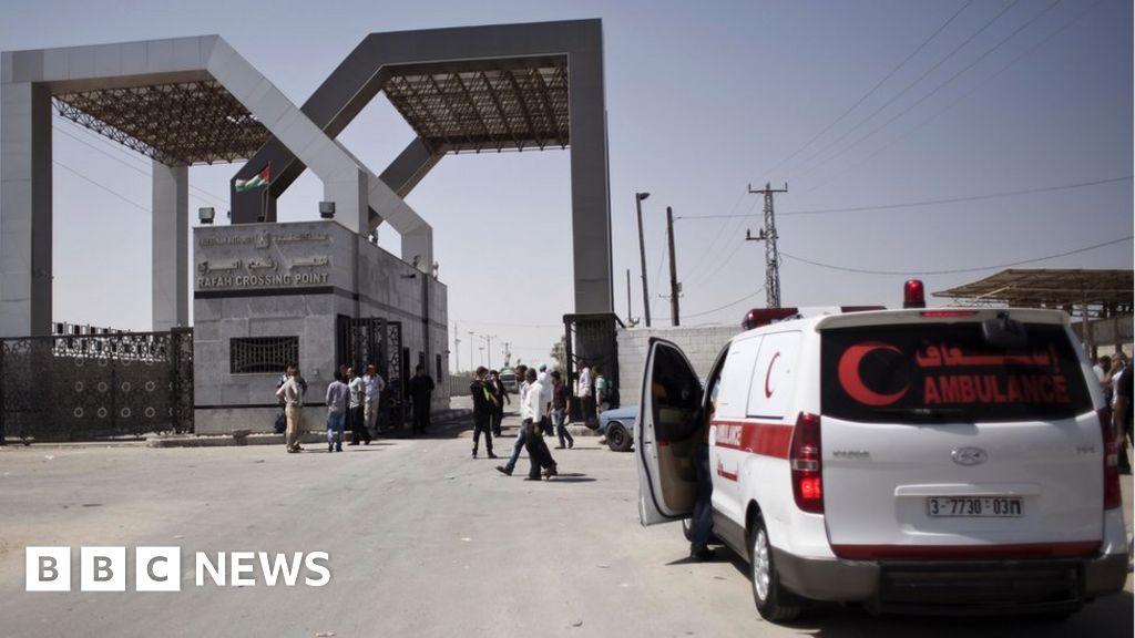 Hamas members seized from bus near Egypt-Gaza border - BBC News