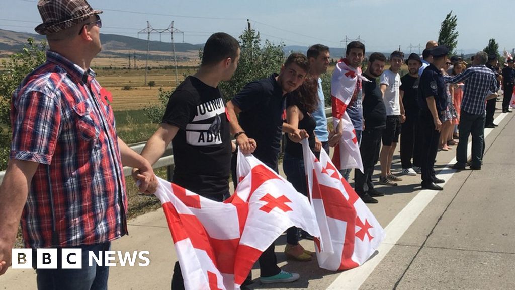 Georgians protest in human chain against Russian forces - BBC News