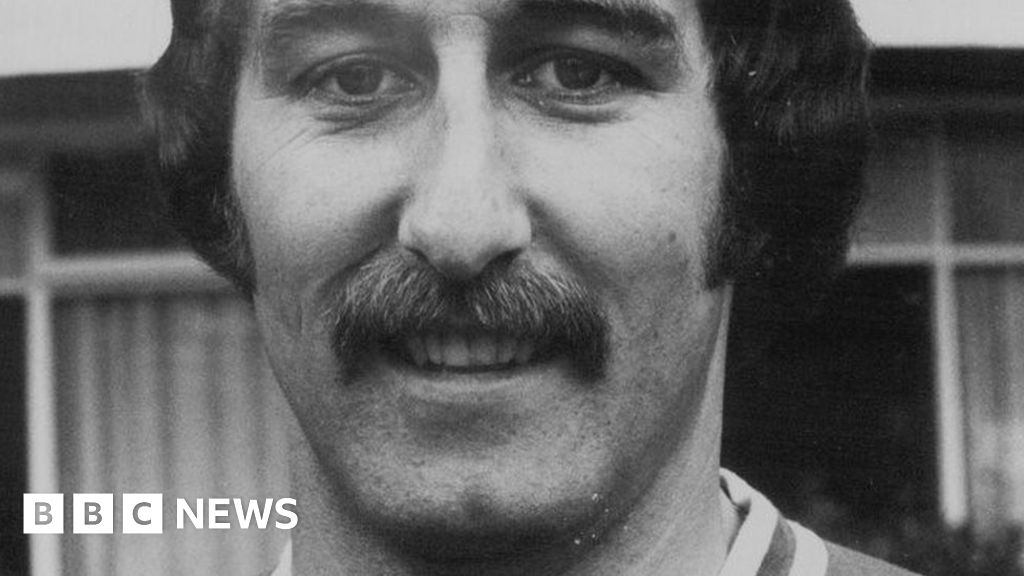 Stuart Taylor: Bristol Rovers' club-record holder dies - BBC News