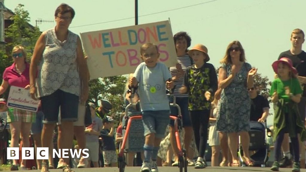 Capt Tom Moore's tribute for 'Captain Tobias' marathon - BBC News