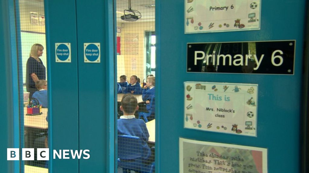 NASUWT: NI's biggest teachers' union rejects pay offer - BBC News
