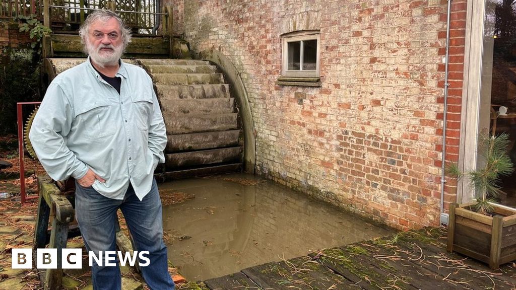 Flitwick neighbours manage weir and waterwheel during floods - BBC News