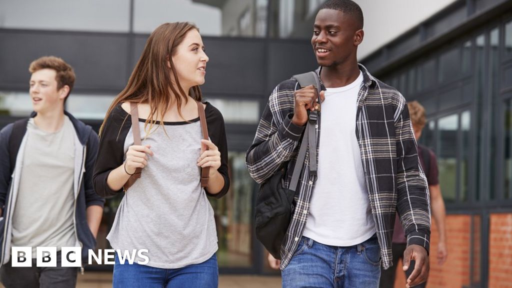 Too many students left with debts for 'too little payback' - BBC News