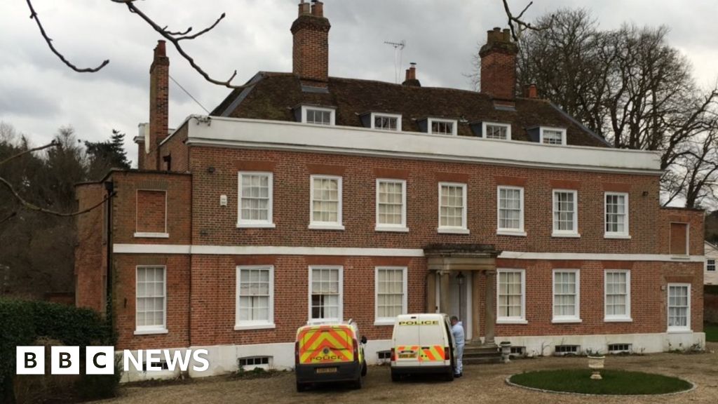 Sible Hedingham: Mansion shooting victim 'not targeted' - BBC News