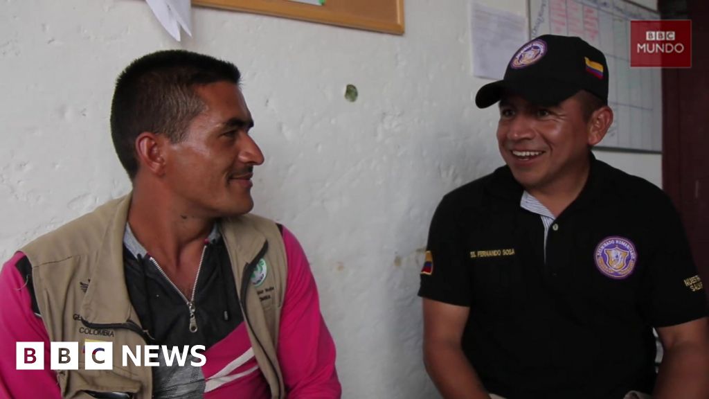 Colombia: Former mortal enemies now demining the country - BBC News