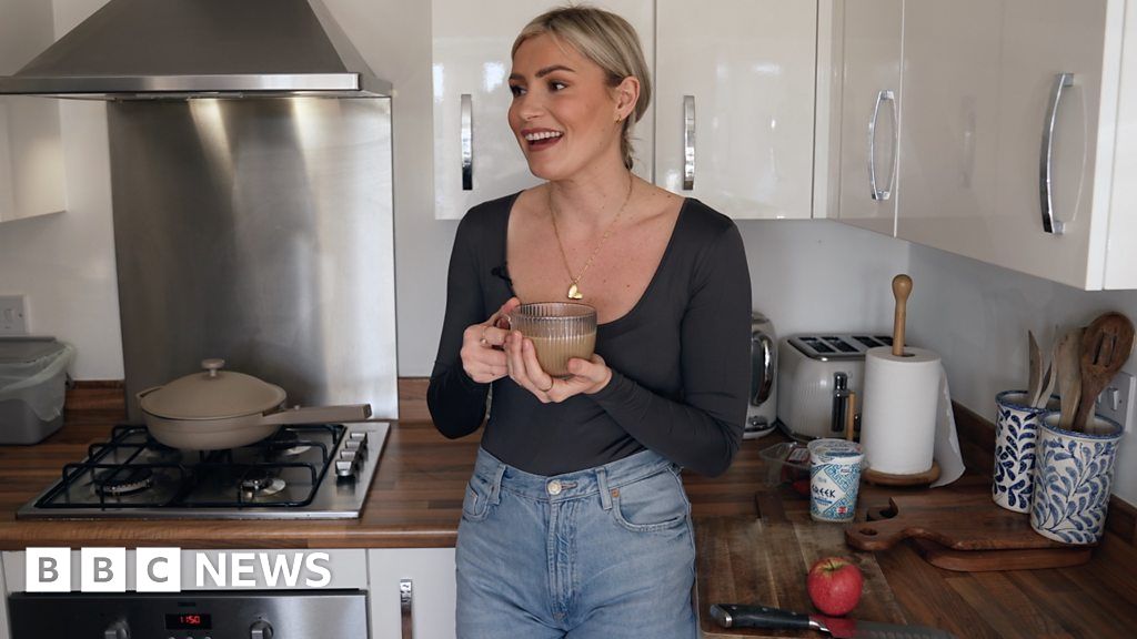 Cost of living: Teacher turns Insta star making five meals for £25 - BBC News