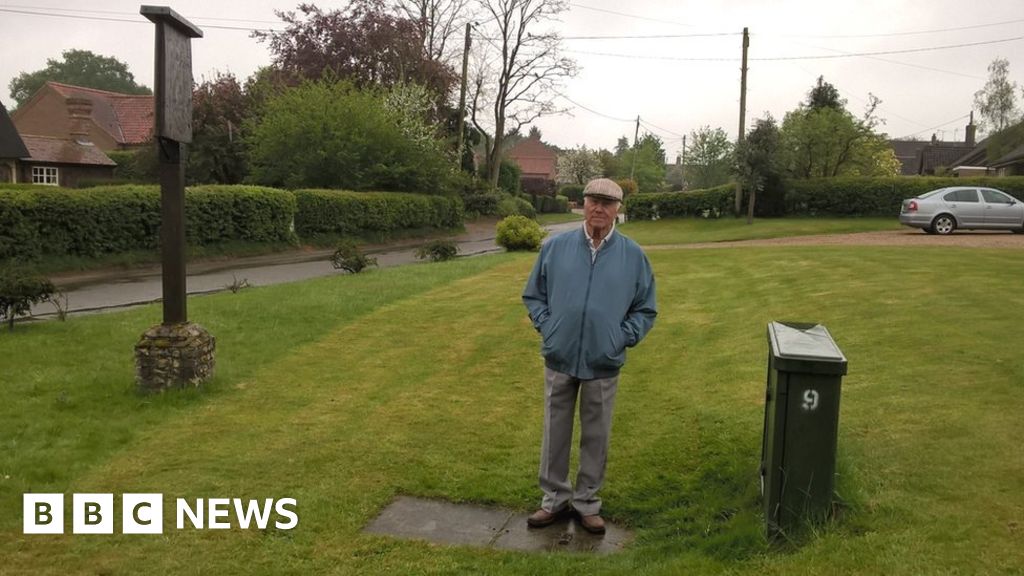 Yelverton pensioner gets 'arson threat' in broadband row - BBC News