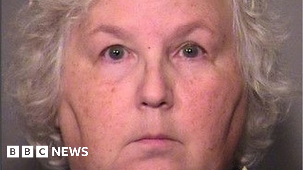 Oregon romance novelist charged in husband's murder - BBC News