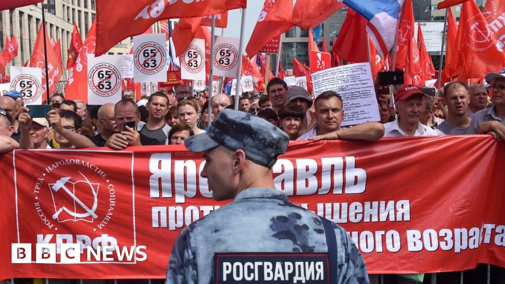Russia protests: Thousands rally over plan to raise pension age