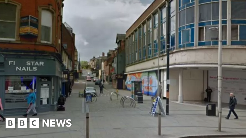 Derby: Police seek four potential witnesses in murder probe - BBC News