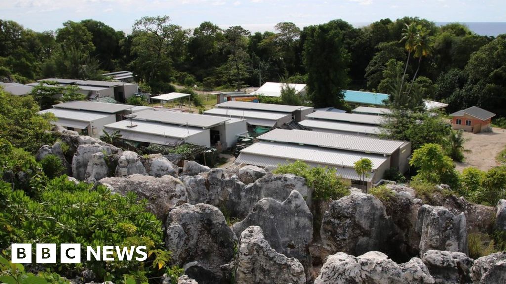Nauru refugees: Doctors urge evacuations amid 'complete despair' - BBC News