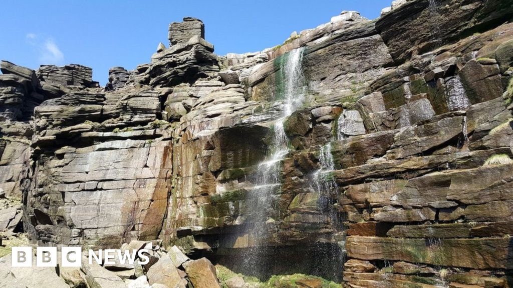 Kinder Downfall: Walker dies after 50ft cliff fall - BBC News