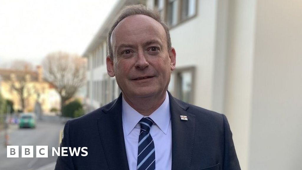 Guernsey States elects Lyndon Trott as senior politician - BBC News
