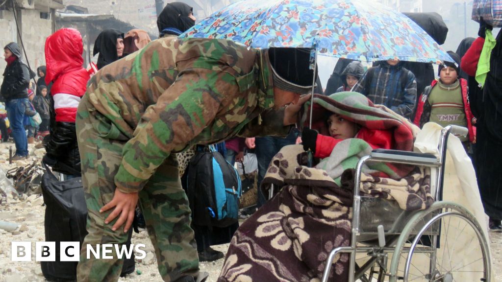 Aleppo battle: Thousands trapped in violence - BBC News