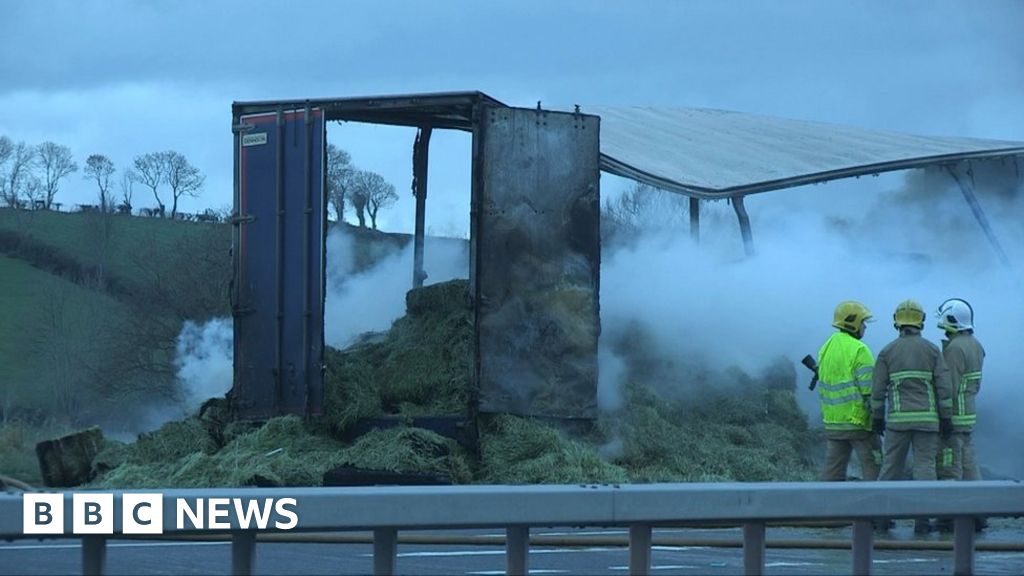 Lorry fire causes tailbacks on A1 near Loughbrickland - BBC News