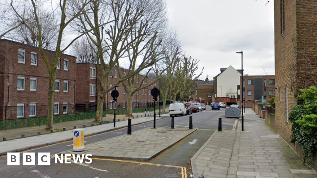 Islington stabbing: Teenager dies, man arrested - BBC News