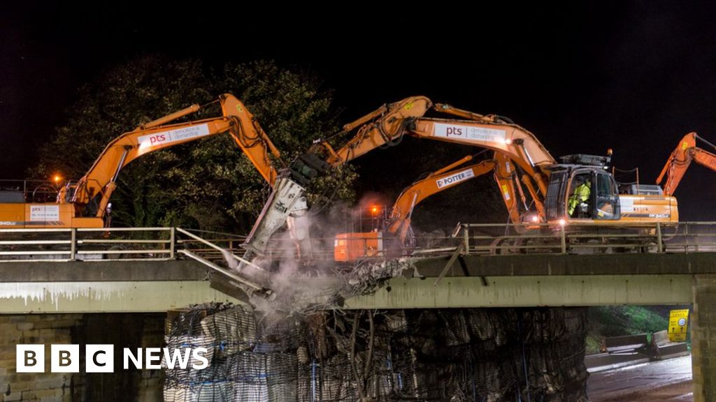 A1 in North Yorkshire closed for bridge demolition - BBC News