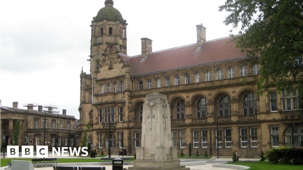 Wakefield Council retains control of children's services - BBC News