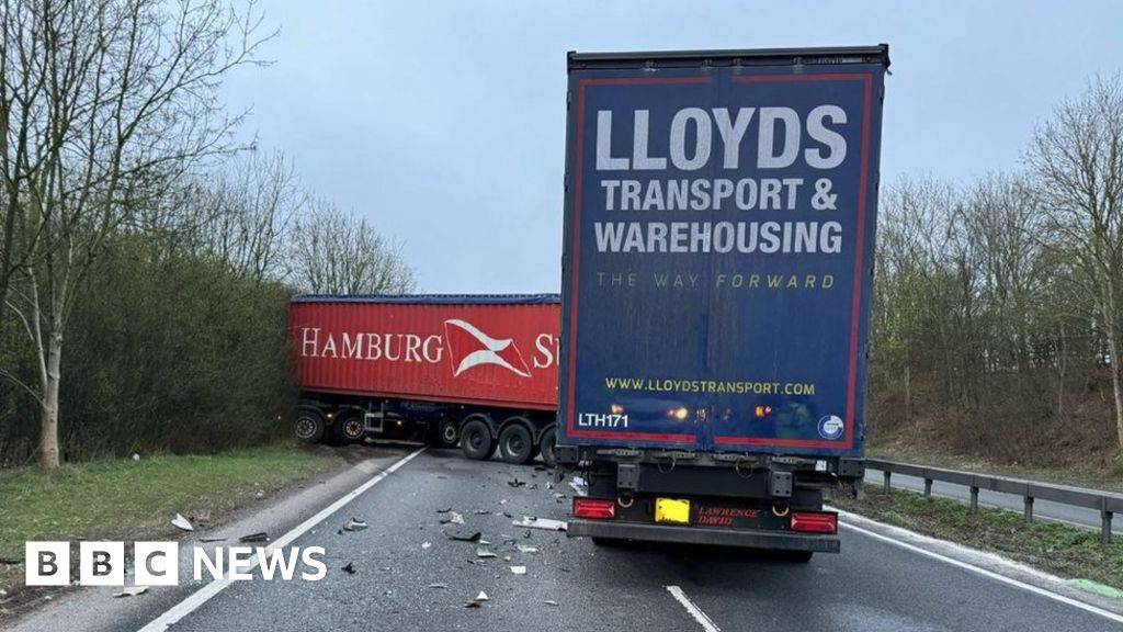 A34 two-lorry crash closes Chilton to East Ilsley stretch - BBC News