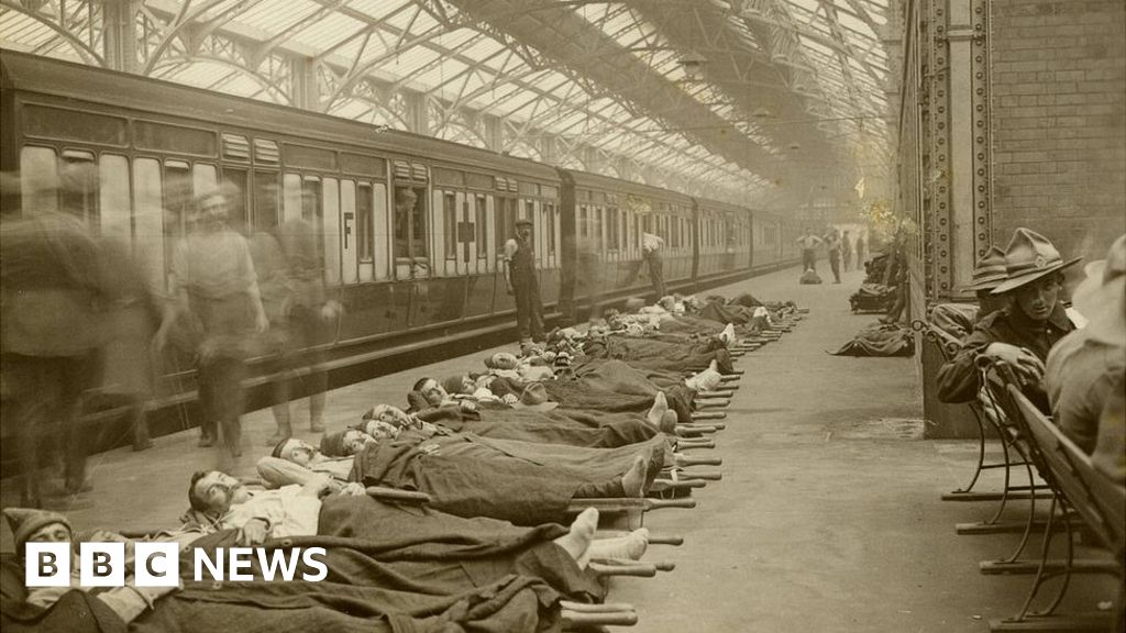 Somme centenary: WWI ambulance trains exhibition opens - BBC News