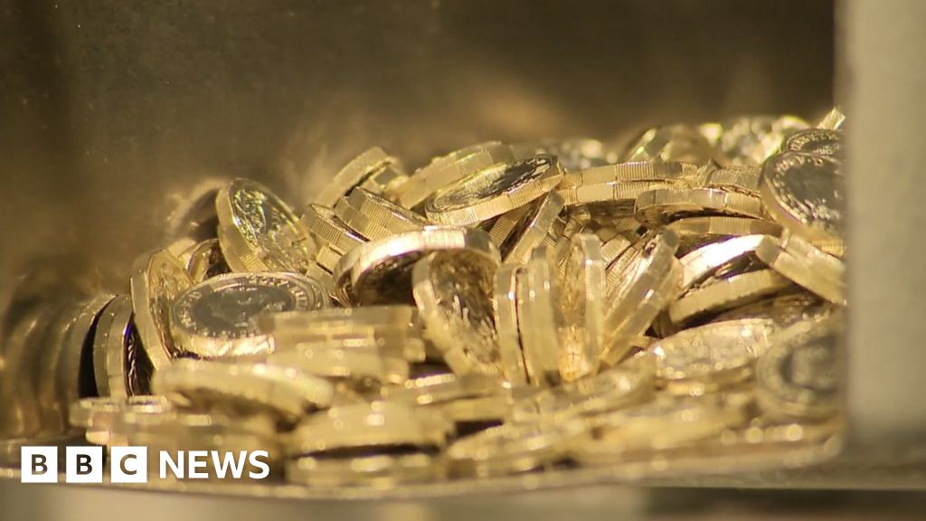 Why are some London businesses going cashless? - BBC News