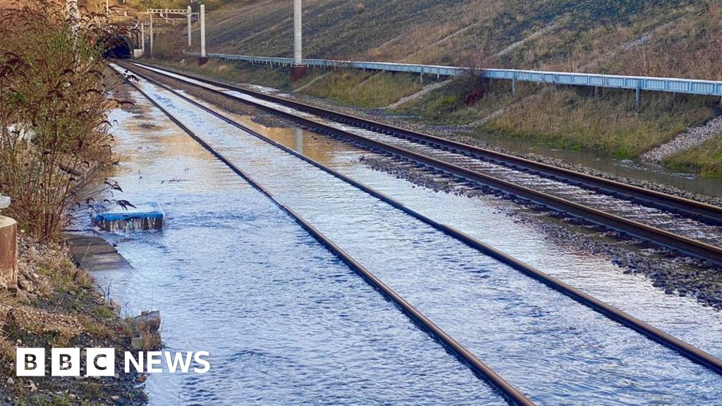 Flooding causes rail disruption between Bristol and Swindon - BBC News