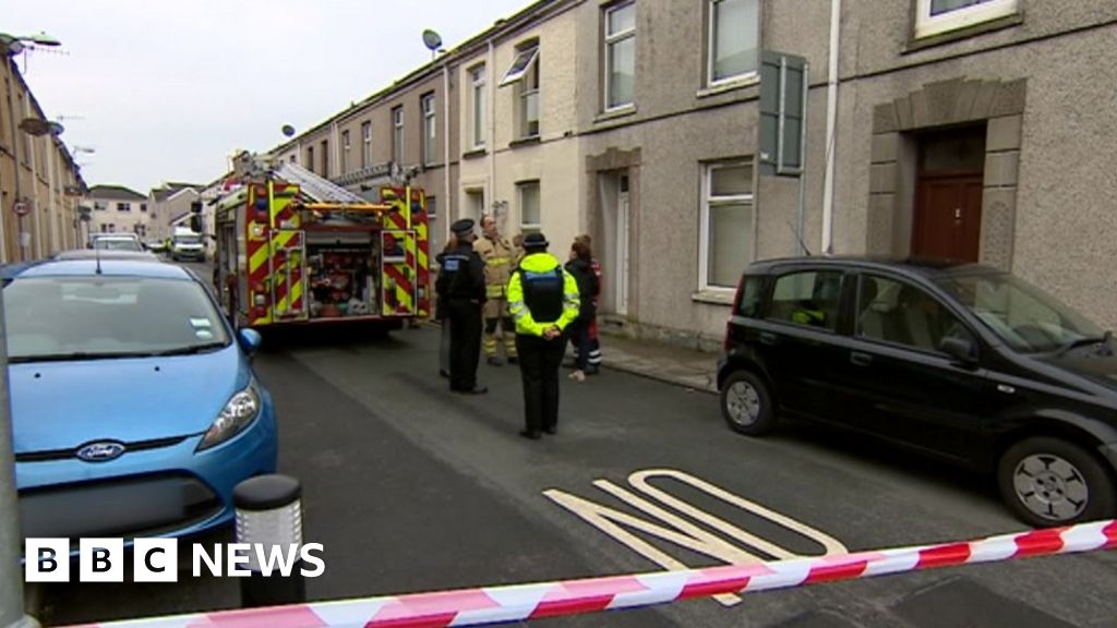 Probe launched after man dies in Llanelli house fire - BBC News