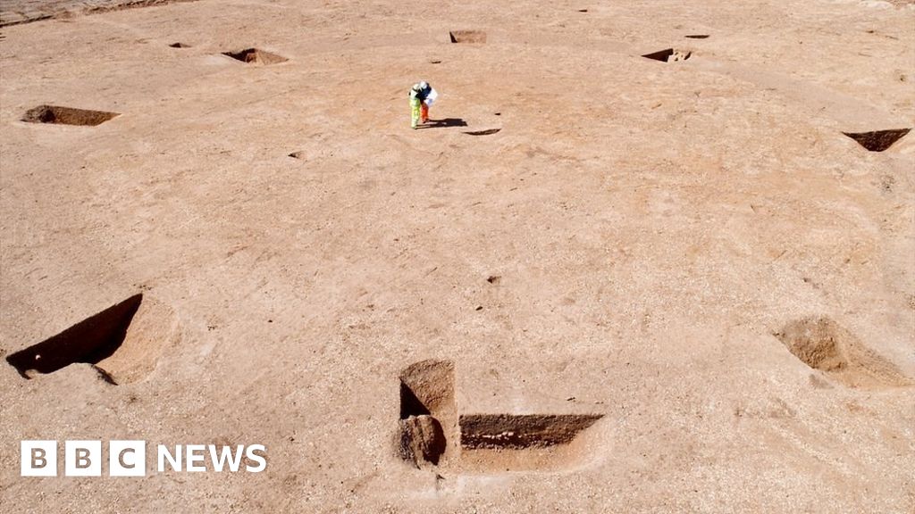 Prehistoric monument found on Biddenham housebuilding site - BBC News