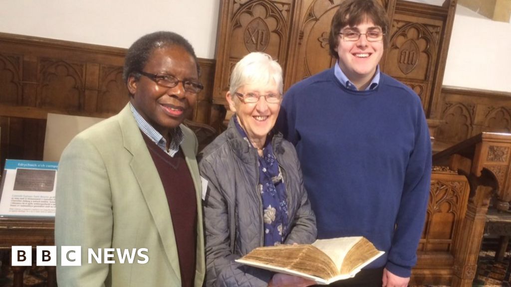 200-year-old Mary Jones bible returns to Bala, Gwynedd - BBC News