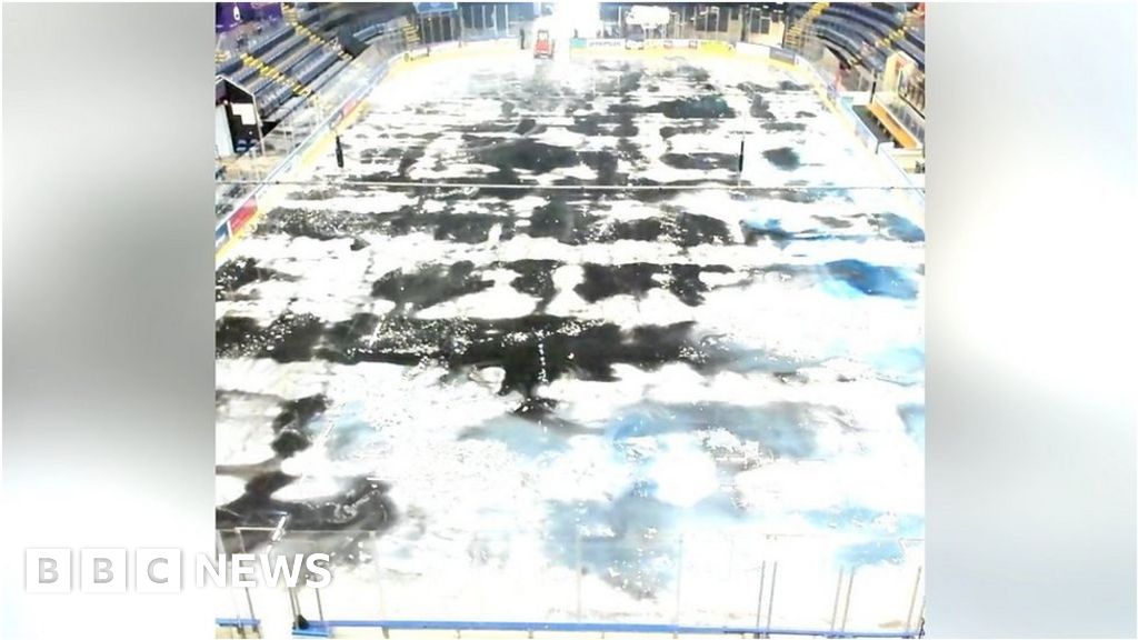 Watch: Timelapse shows Nottingham ice hockey rink melt - BBC News