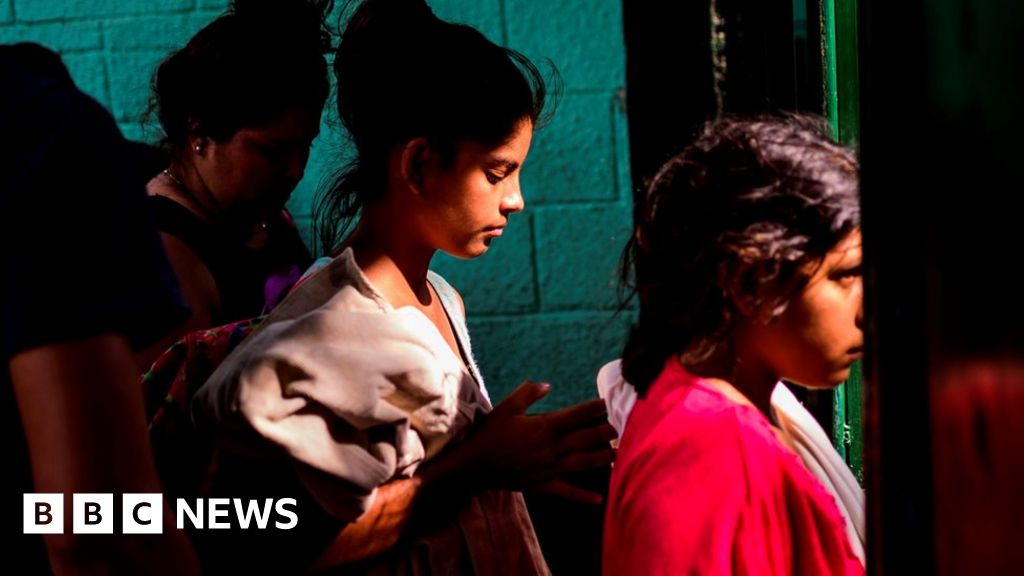 Mexico 'has 45 days to curb migrant flow to US'