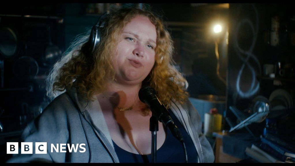 'Female Eminem' praised by critics in rap film - BBC News