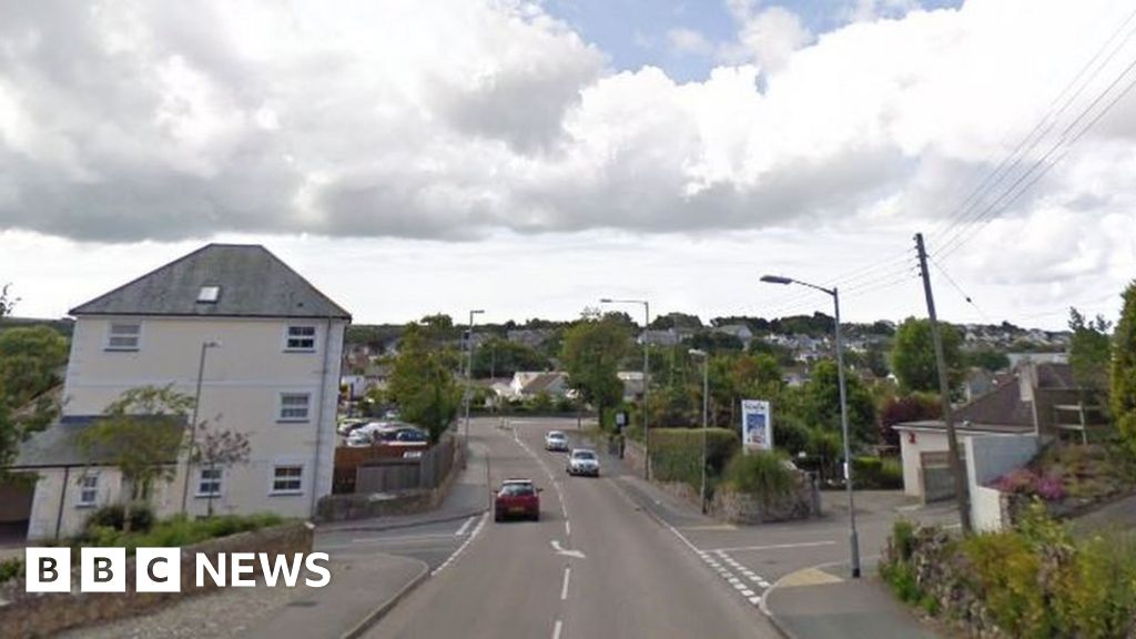 Hayle car crash leaves four injured - BBC News