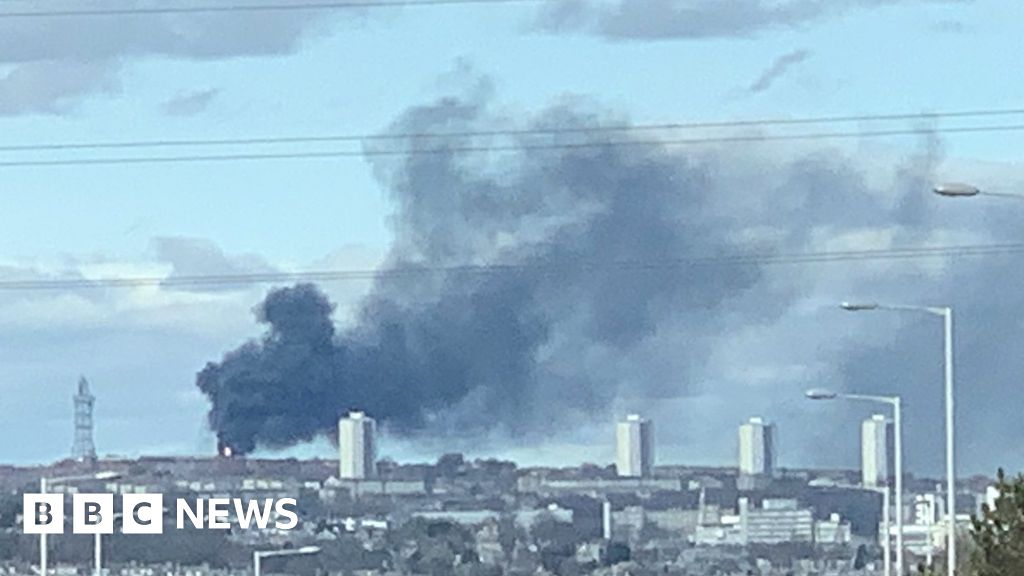 Northfield Academy blaze in Aberdeen tackled by firefighters - BBC News
