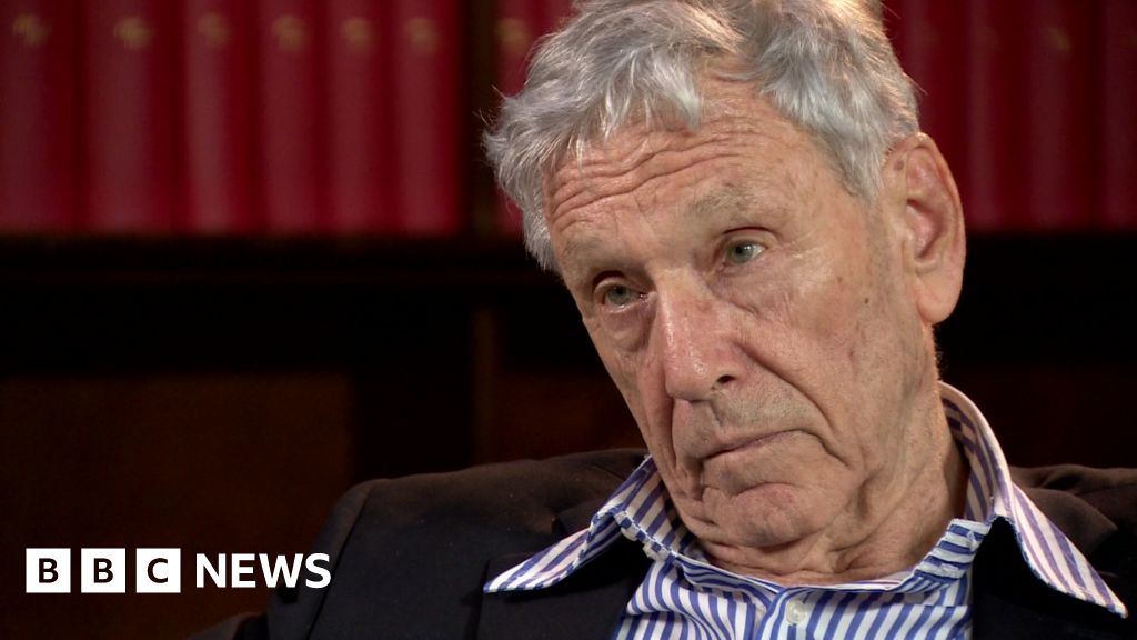 Amos Oz: Saying Israel should not exist is anti-Semitic - BBC News