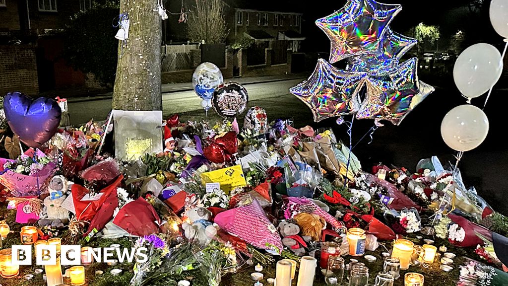 Kingshurst community pulls together amid lake deaths - BBC News