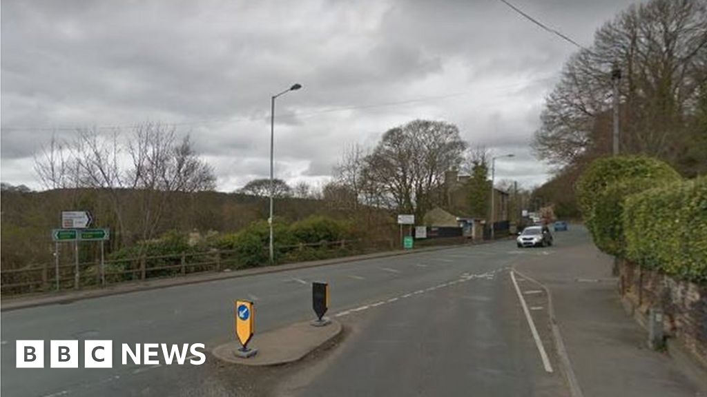 Huddersfield crash: 18-year-old dies in hit-and-run - BBC News