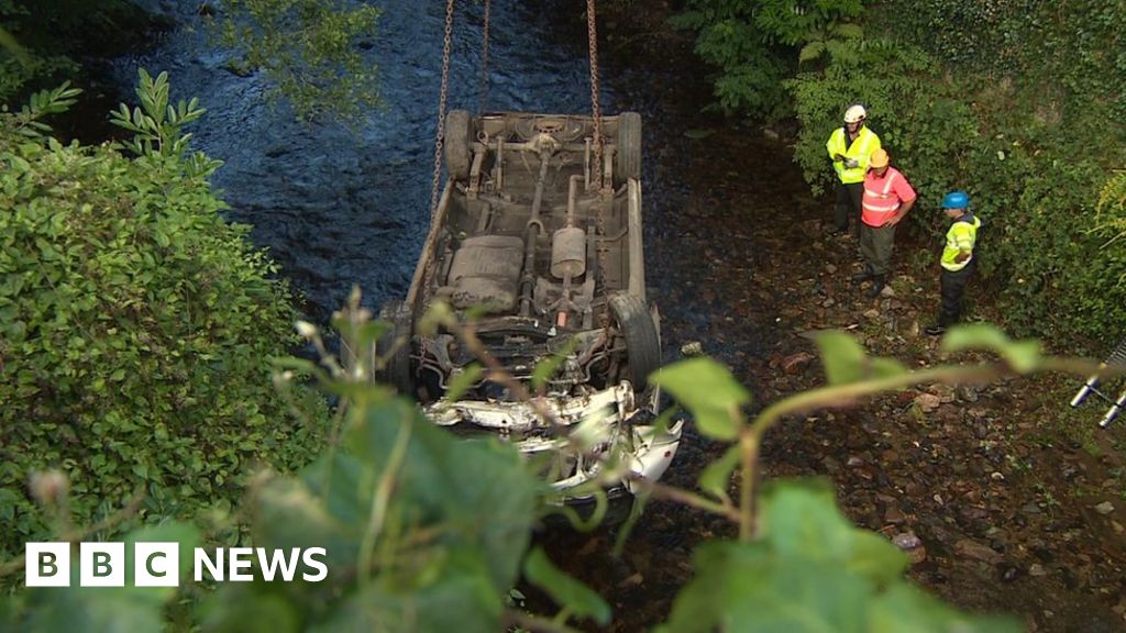 Van lands on roof after Devon village bridge crash - BBC News