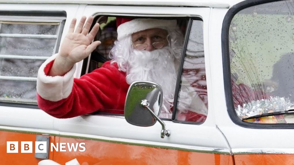 Santas take VW camper vans on hospital present run - BBC News
