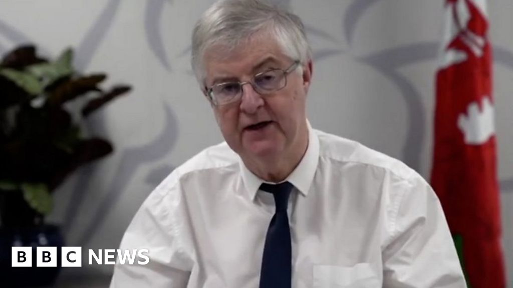 Covid: Wales' rule change not a U-turn, says Mark Drakeford - BBC News