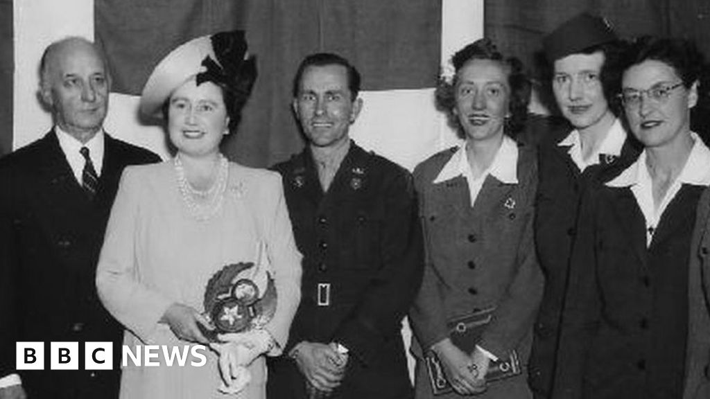 Photographs of cemetery war dead on show for US Memorial Day - BBC News