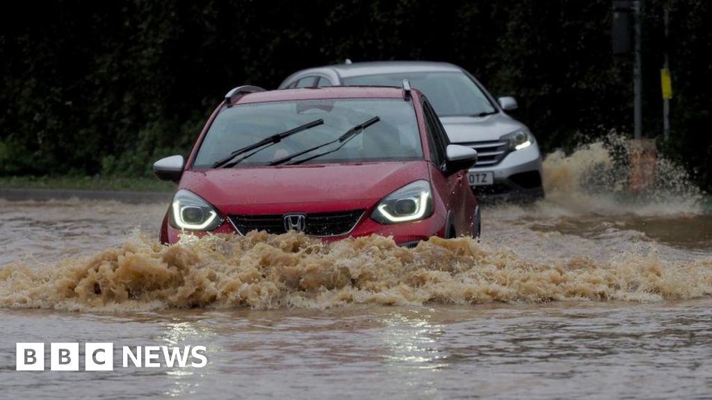 Cambridgeshire flooding: Environment Agency issues warnings - BBC News