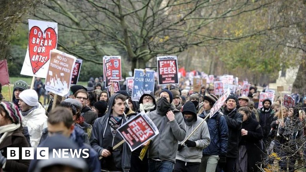 Student protest police officer cleared of baton attack